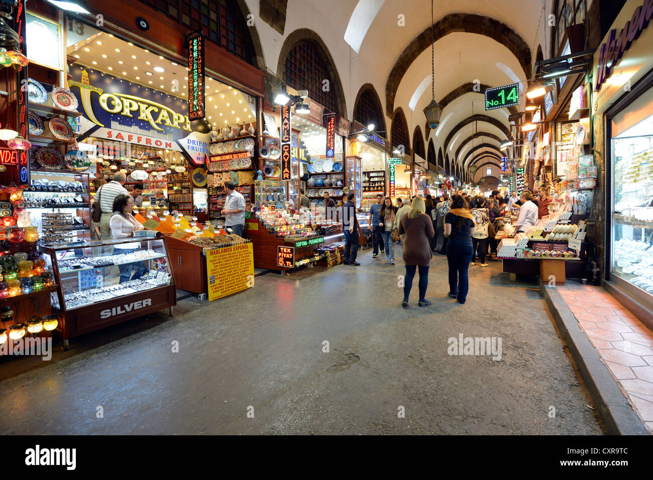 Main aisle, indoor spice bazaar, Egyptian bazaar, Eminoenue, Istanbul ...