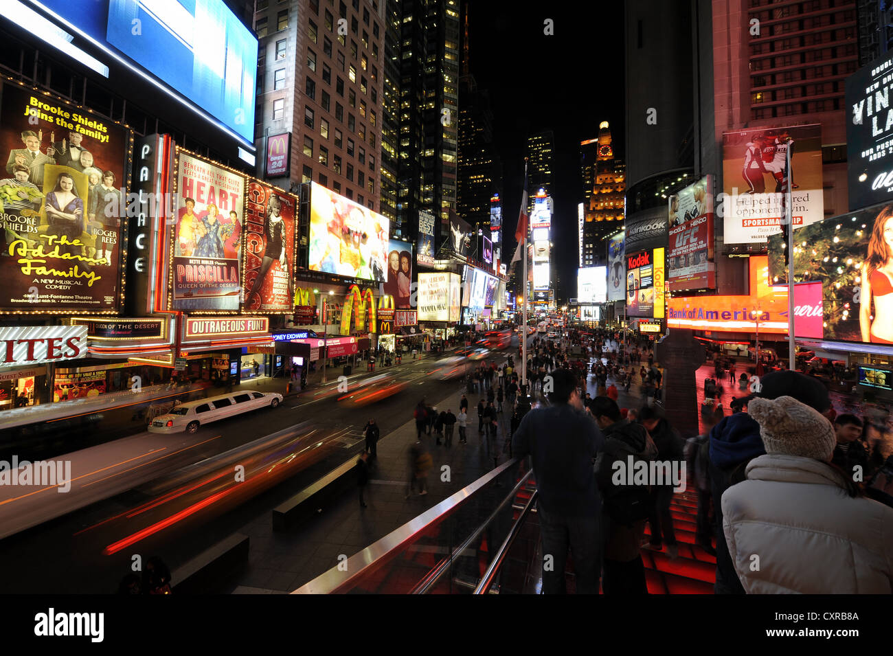 New york times square busy night hi-res stock photography and images ...