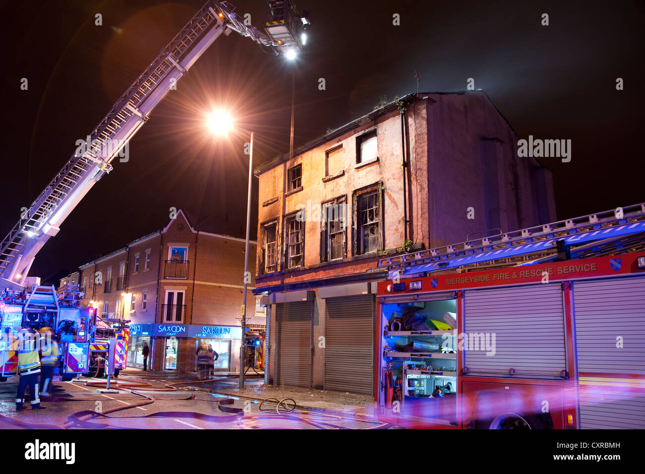 Fire Hydraulic Platform Building night roof pub on fire Stock Photo - Alamy