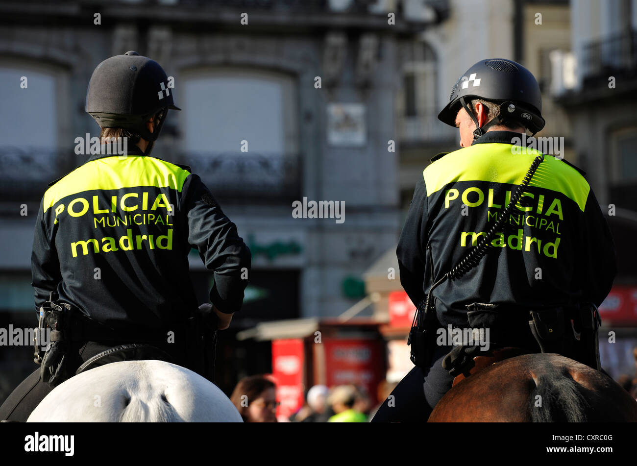 Policewoman on horseback hi-res stock photography and images - Alamy