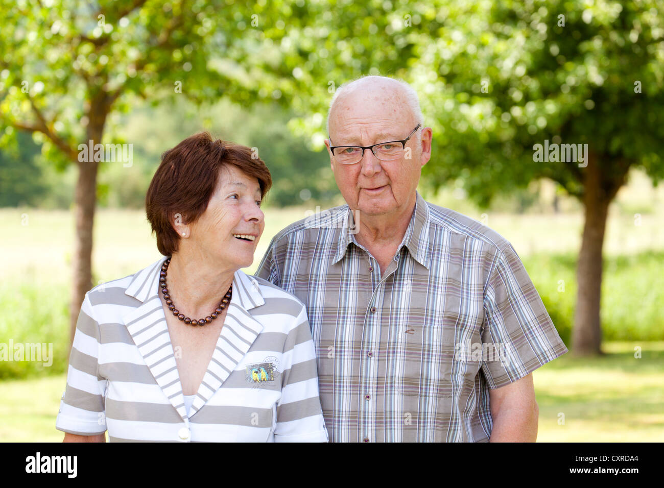 Old men couple hi-res stock photography and images - Alamy