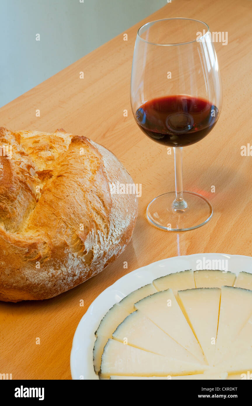 Manchego cheese serving with red wine and bread. La Mancha, Spain Stock ...