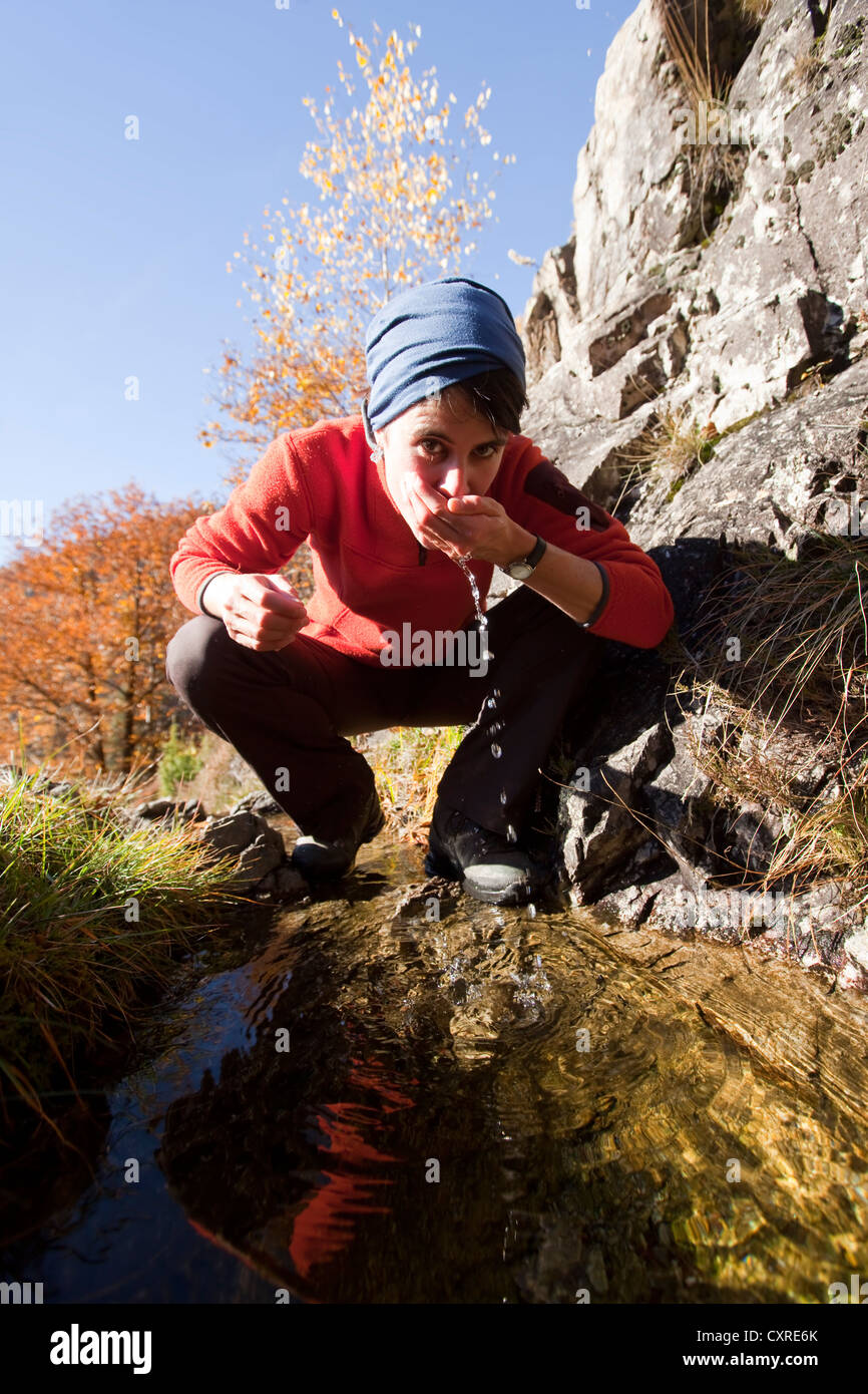 Woman drinking from water fountain hi-res stock photography and images ...