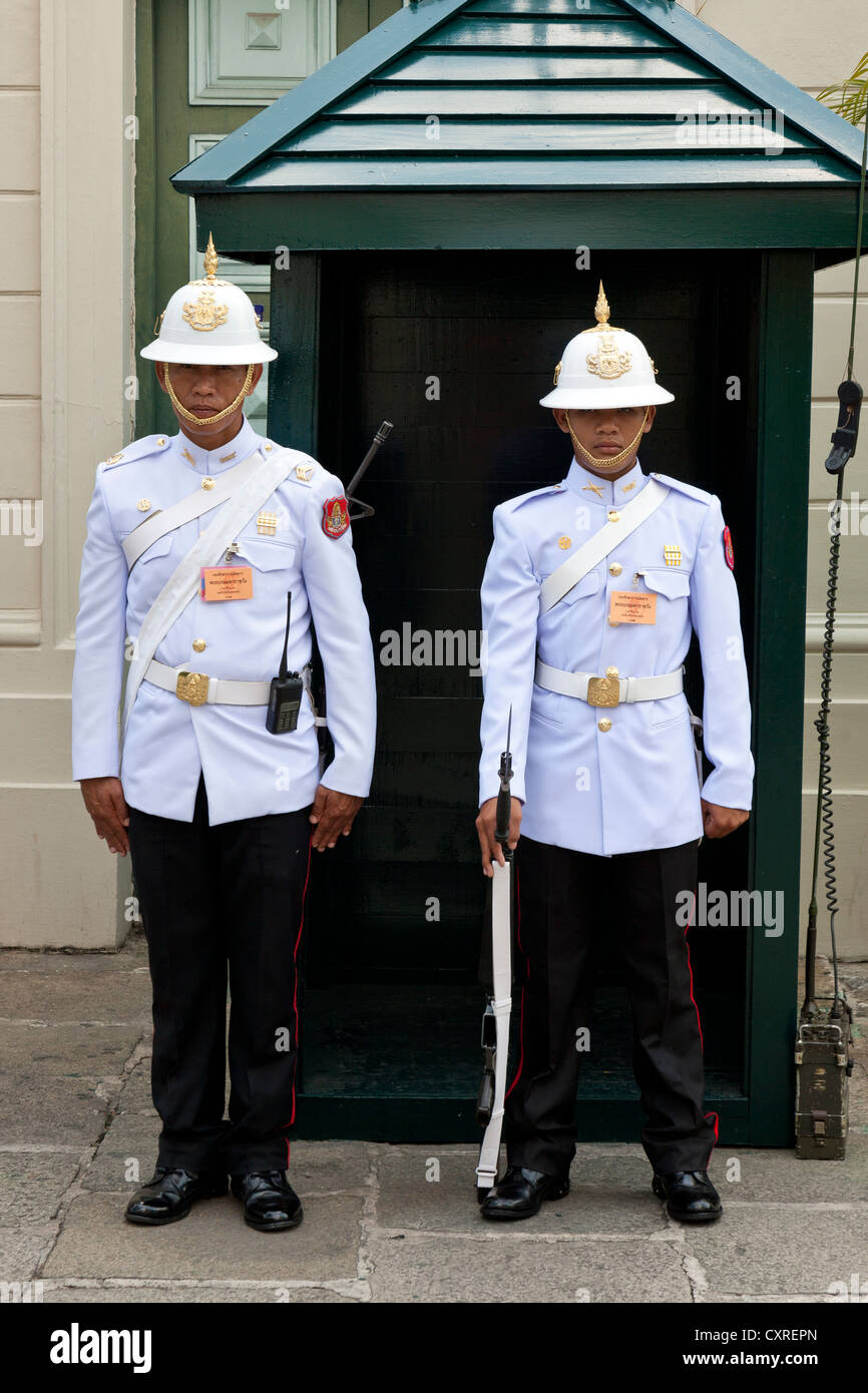 Royal guards at the royal palace hi-res stock photography and images ...