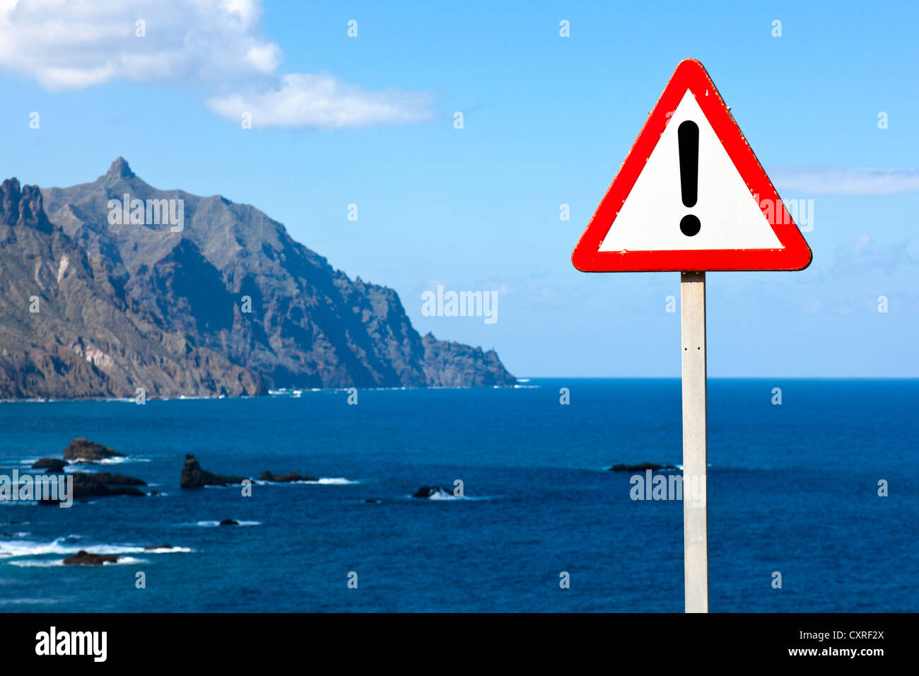 Dangerous cliff warning sign hi-res stock photography and images - Alamy