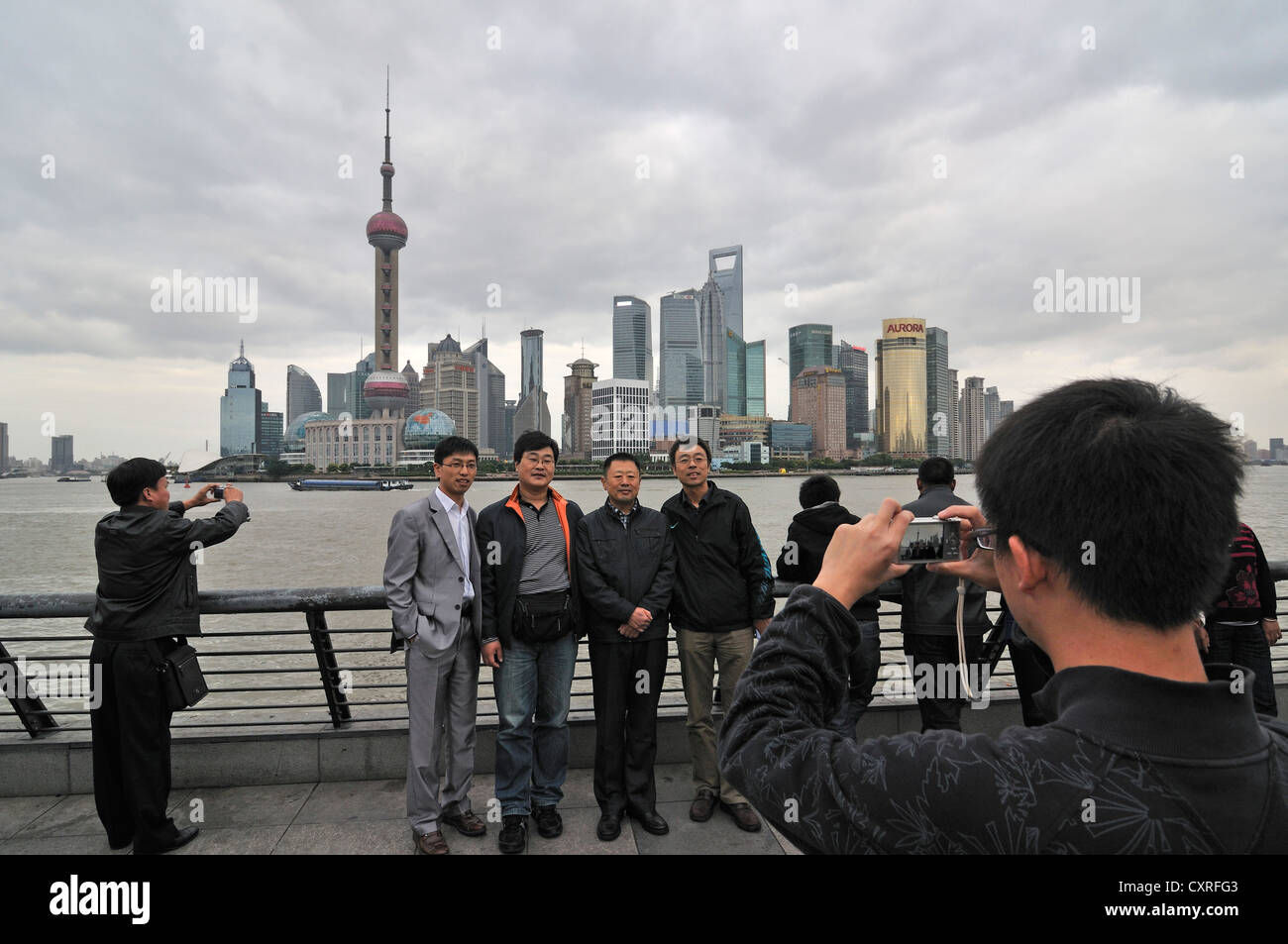 Tourists, the Bund waterfront area, Oriental Pearl Tower, Shanghai ...