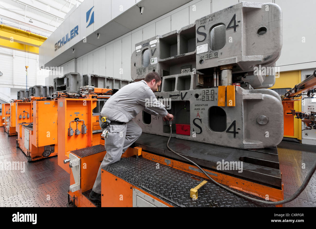 Presses for making body panels hi-res stock photography and images - Alamy