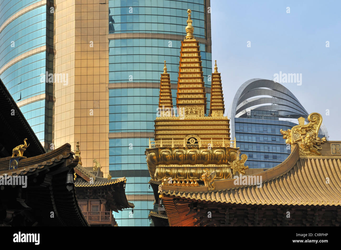 Gold skyscraper hi-res stock photography and images - Alamy