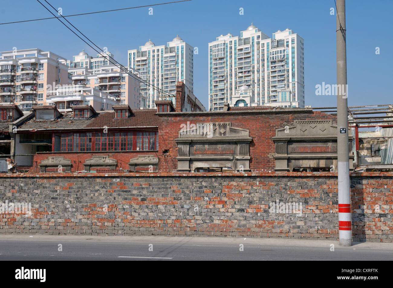 Shikumen building hi-res stock photography and images - Alamy