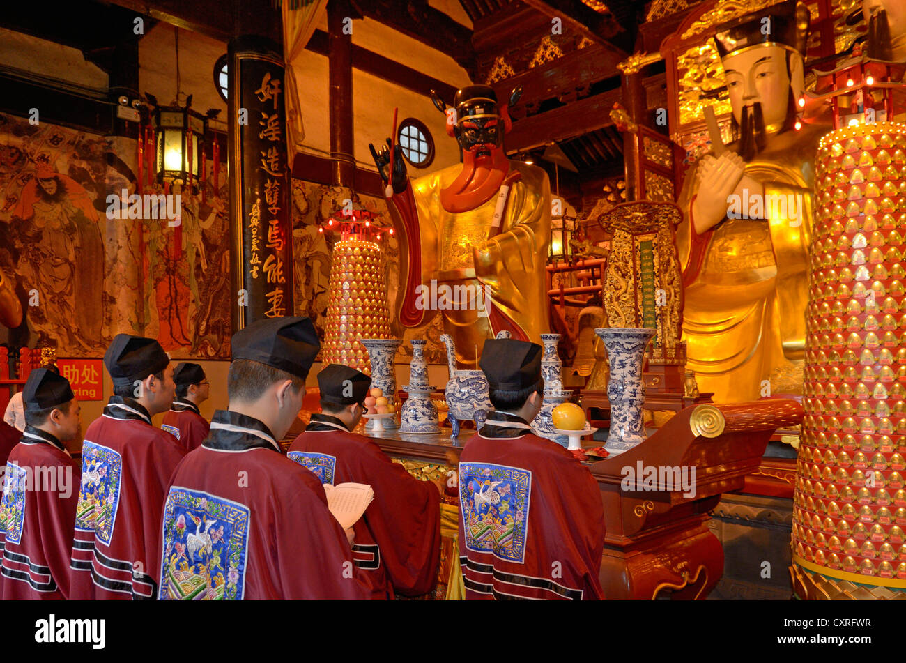 Taoist monks hi-res stock photography and images - Alamy