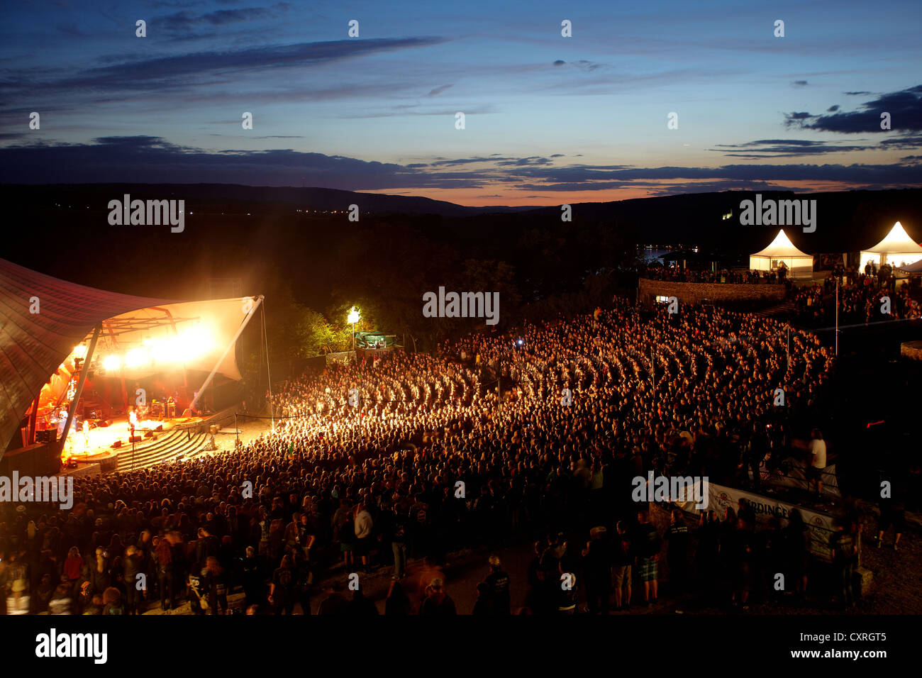 Crowd shots stage hi-res stock photography and images - Alamy