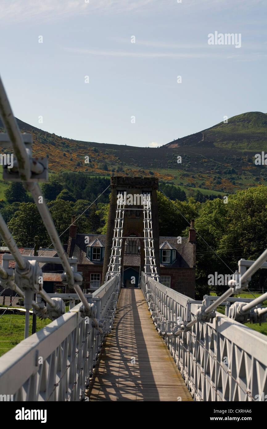 The chain Bridge suspension bridge across the River Tweed at Melrose in ...