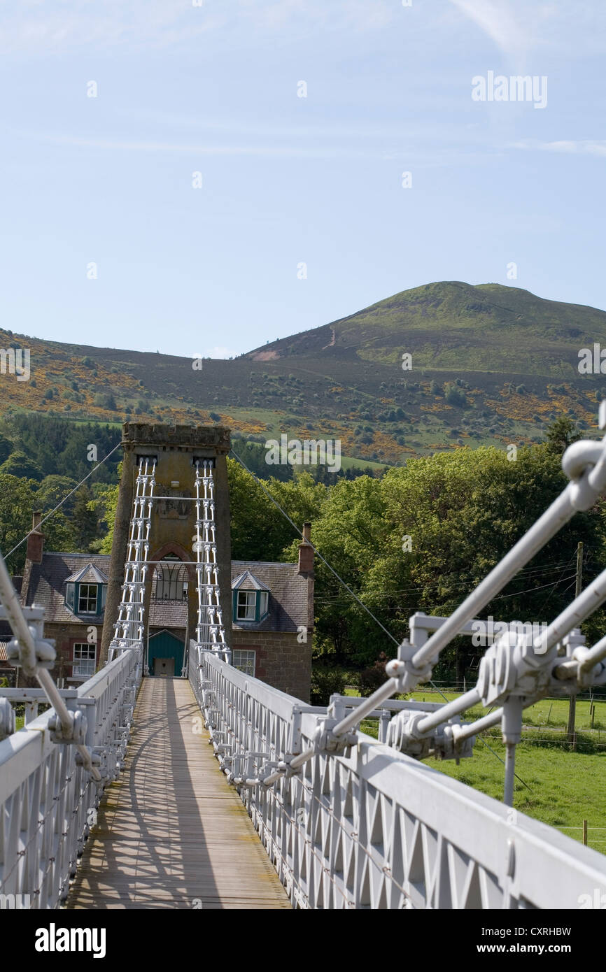 The chain Bridge suspension bridge across the River Tweed at Melrose in ...