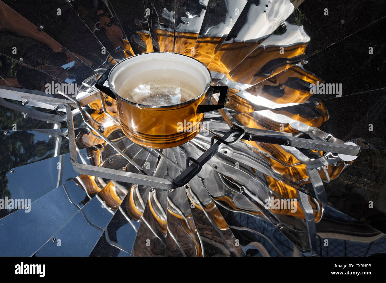 Solar cooker hi-res stock photography and images - Alamy