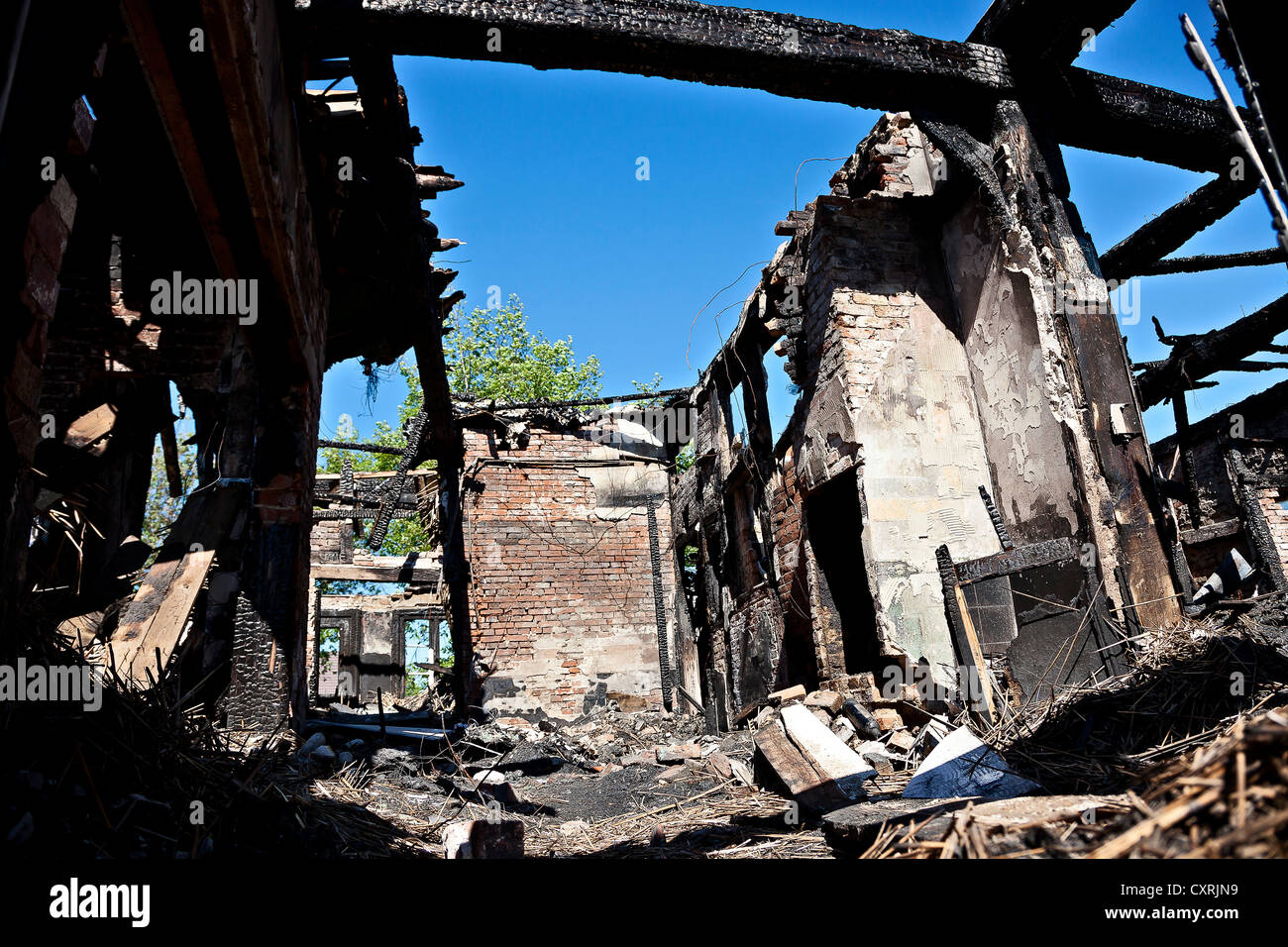 Burned house exterior hi-res stock photography and images - Alamy