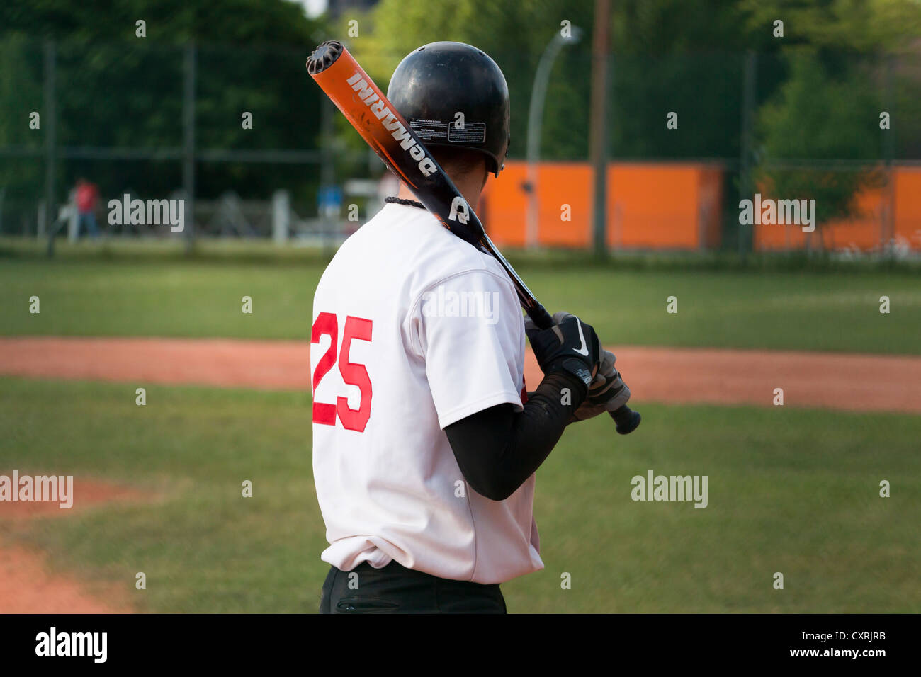 Hitting baseball hi-res stock photography and images - Alamy