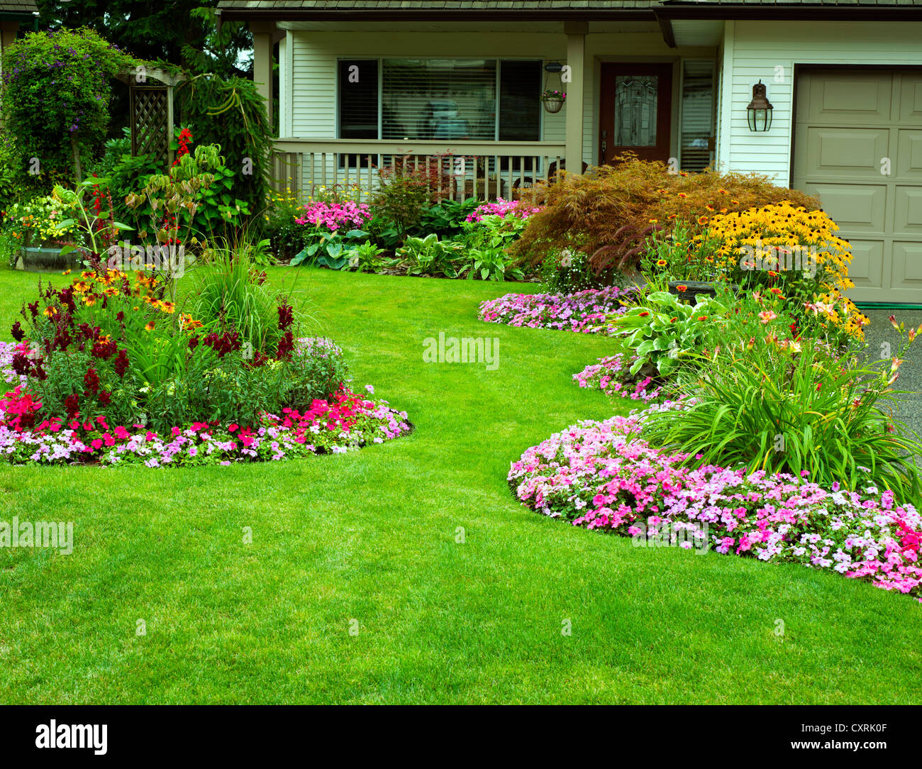 Manicured lawn garden hi-res stock photography and images - Alamy