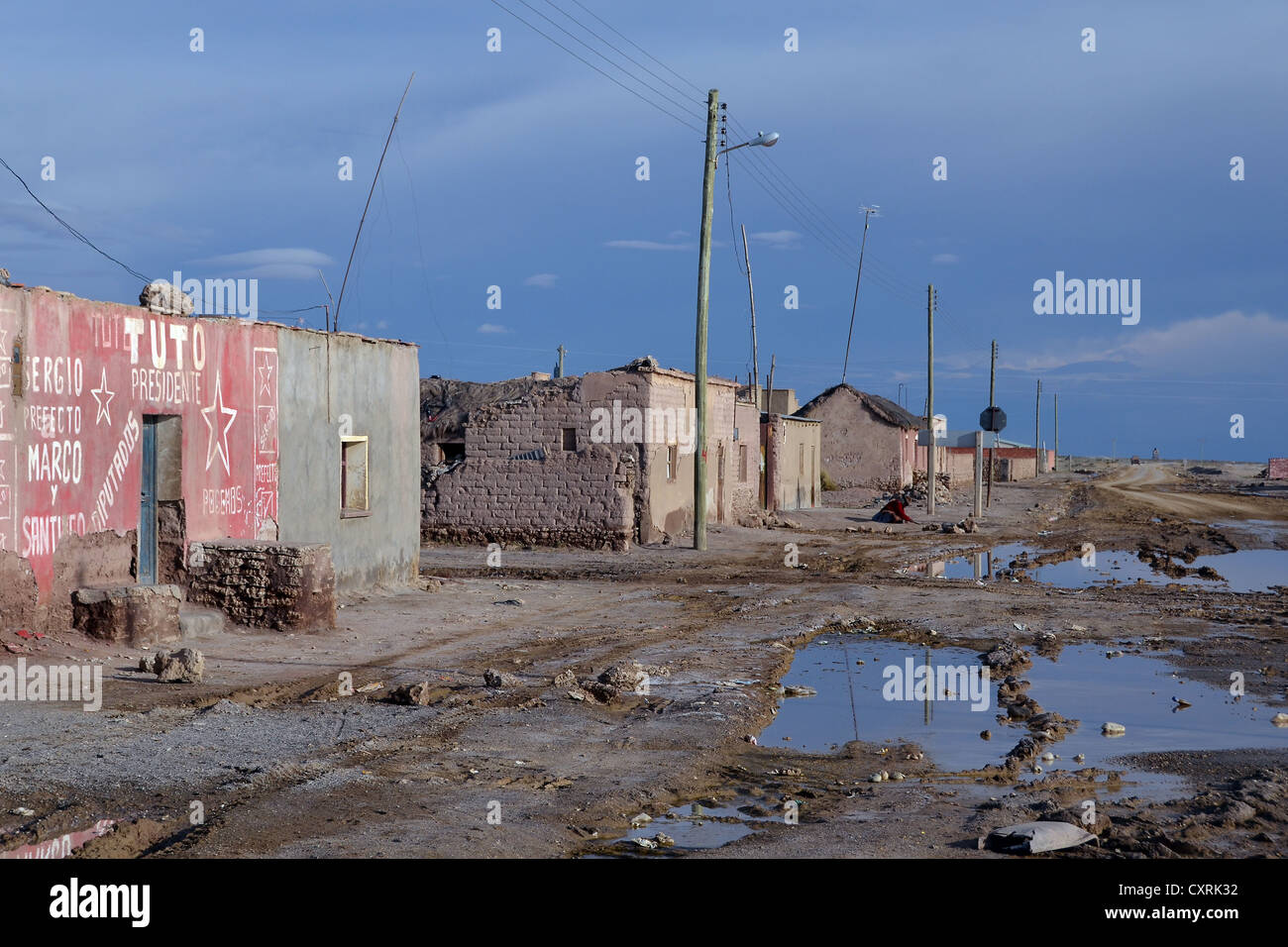 Bad roads and simple houses of the poor, Uyuni, Altiplano, Bolivia ...