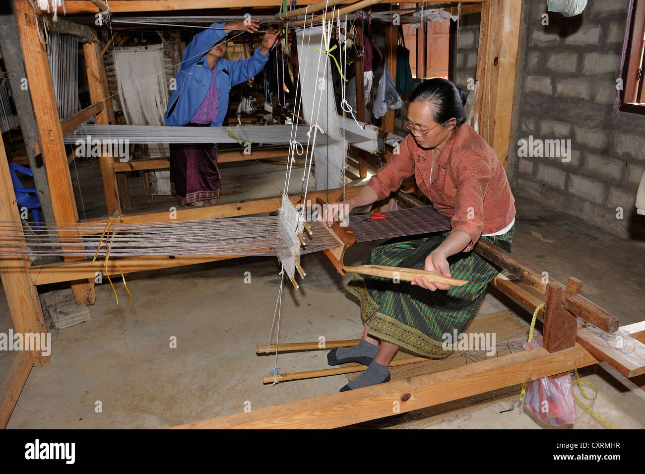 Hand loom weaver hi-res stock photography and images - Alamy