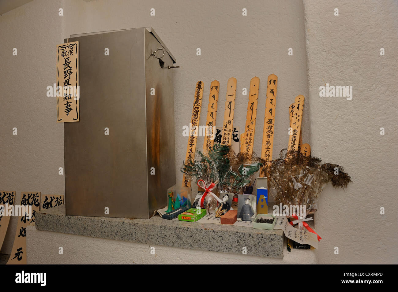 Urns, Sotoba grave markers or handwritten slats, photos and grave goods ...