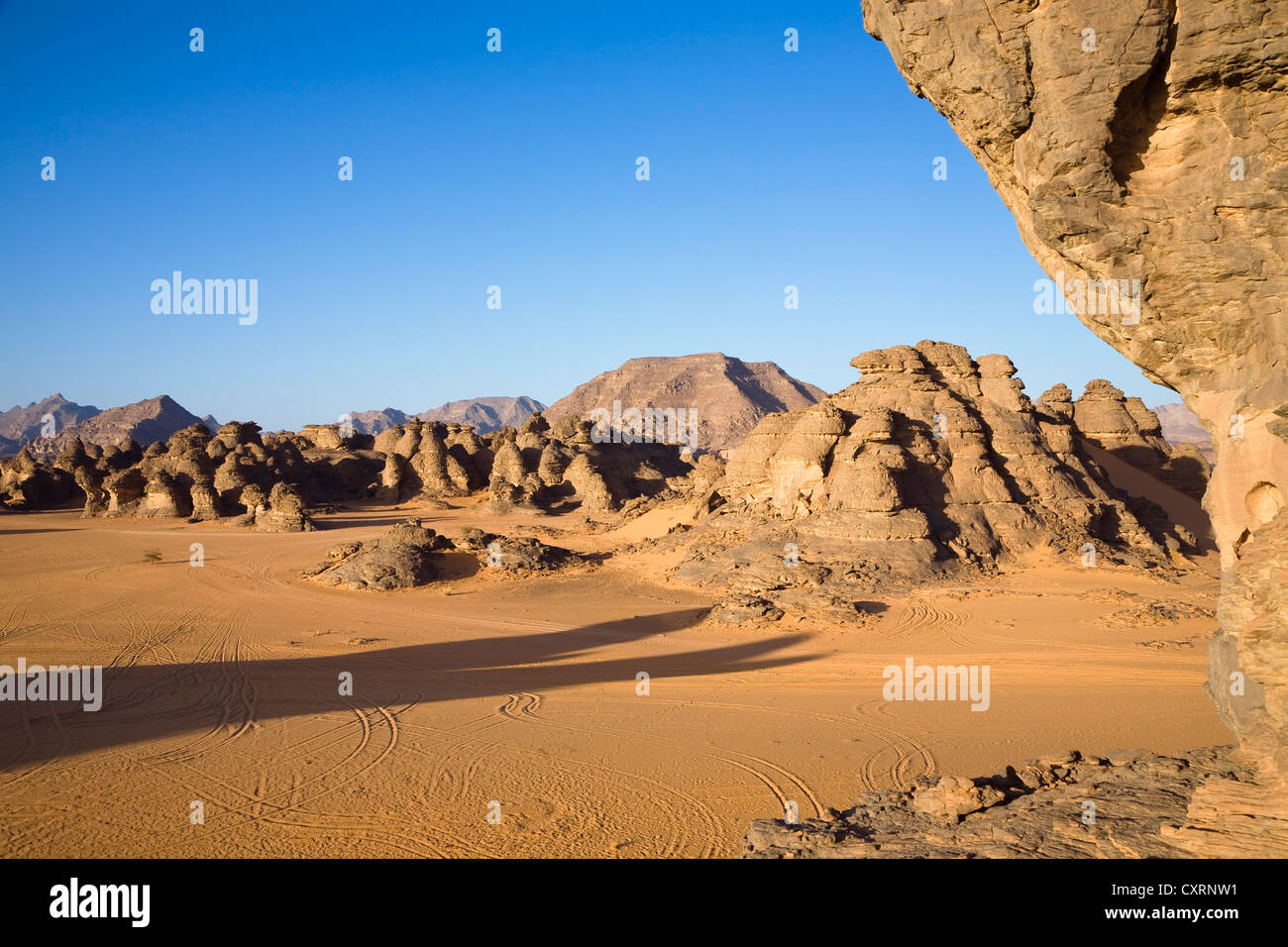 Mountain range tadrart acacus in the desert hi-res stock photography ...
