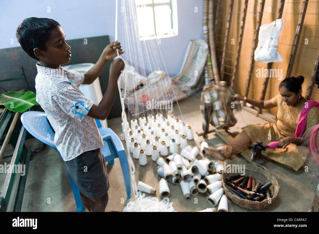 India factory workers hi-res stock photography and images - Alamy