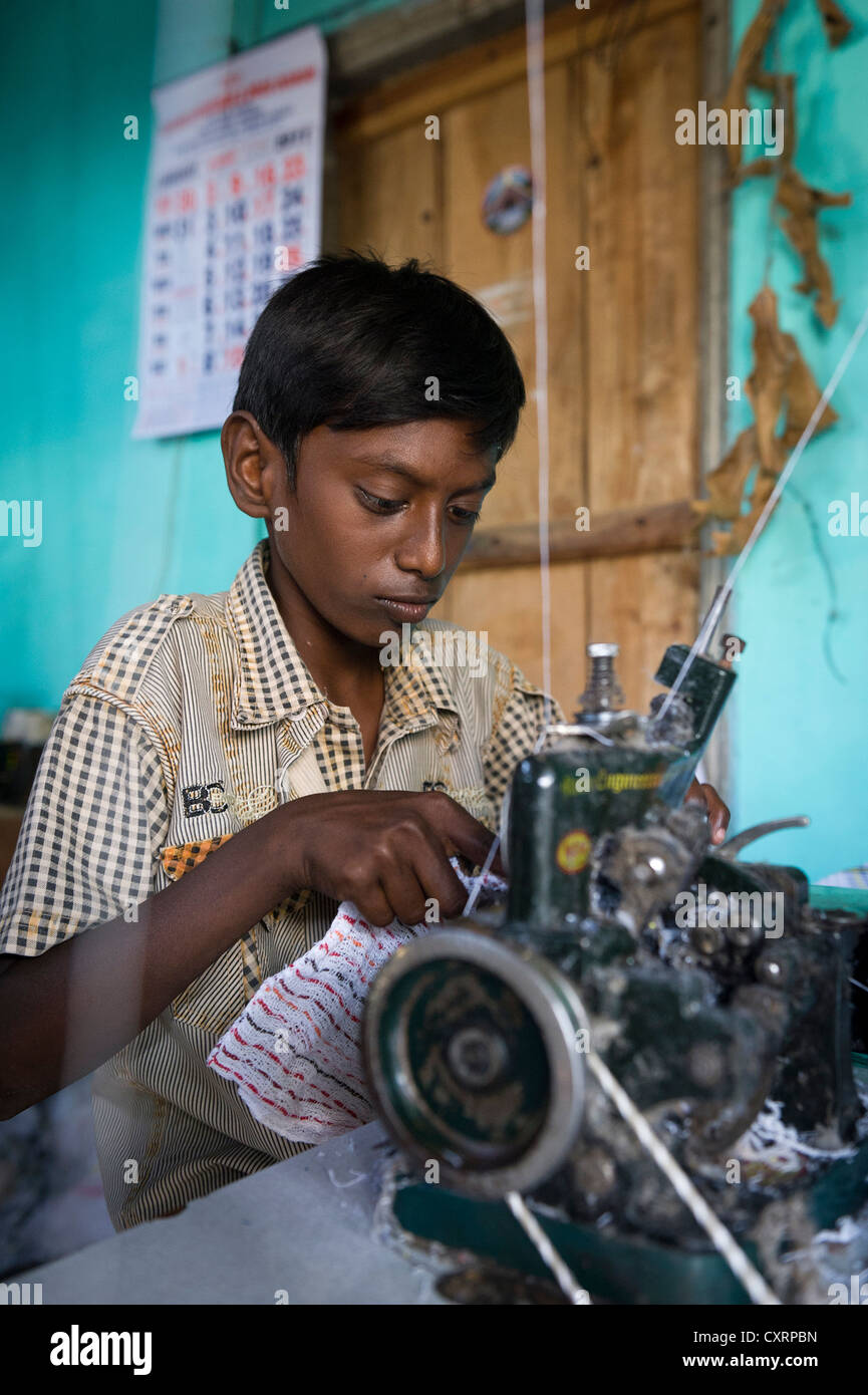 India boy sewing machine hi-res stock photography and images - Alamy