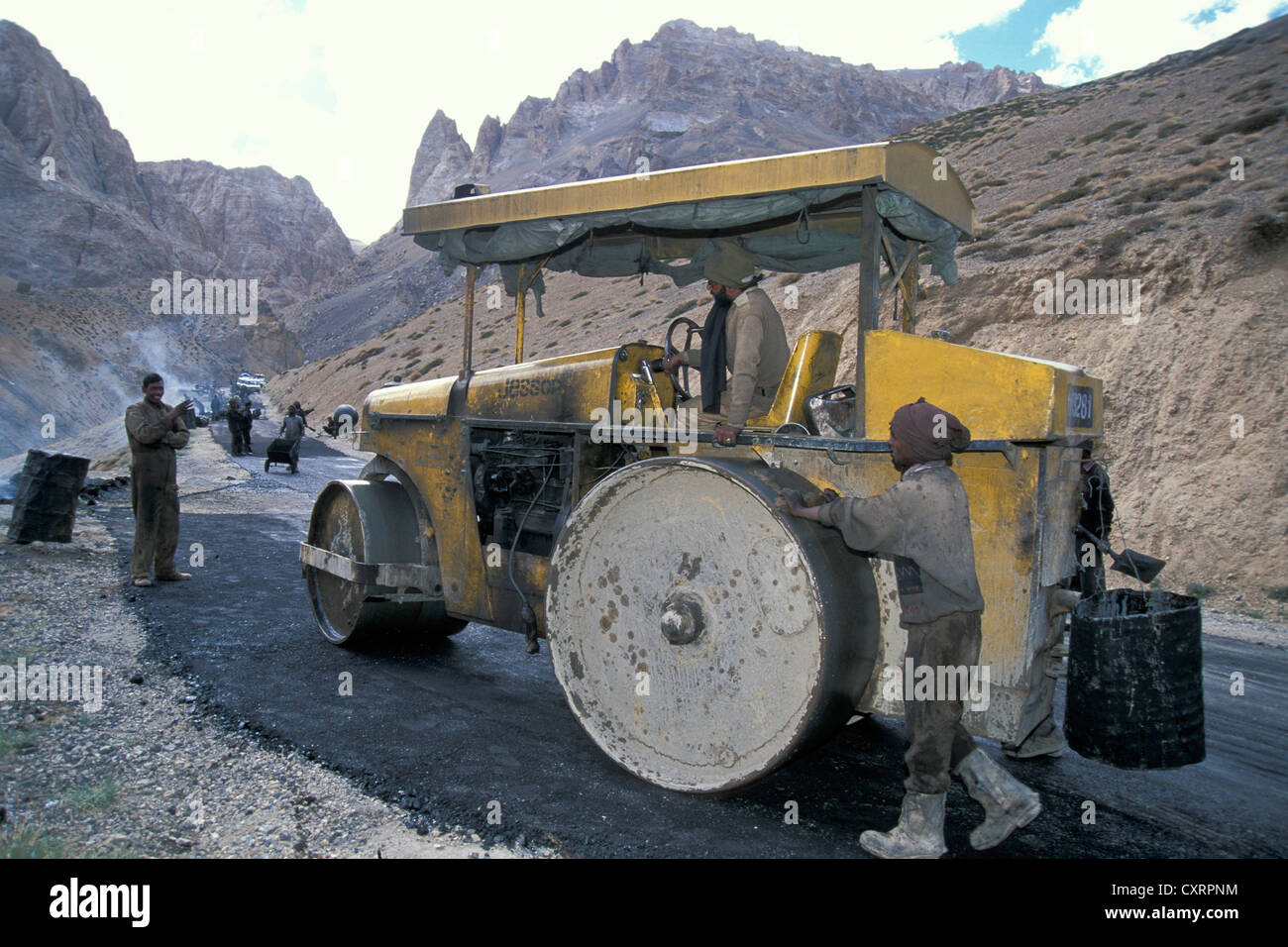 Road workers at the Manali Leh Highway, tarmacking a road at 5000m ...