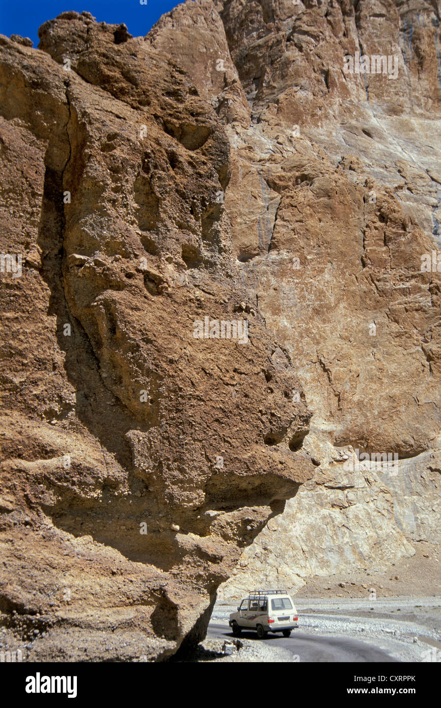 Rock ledge manali leh highway hi-res stock photography and images - Alamy