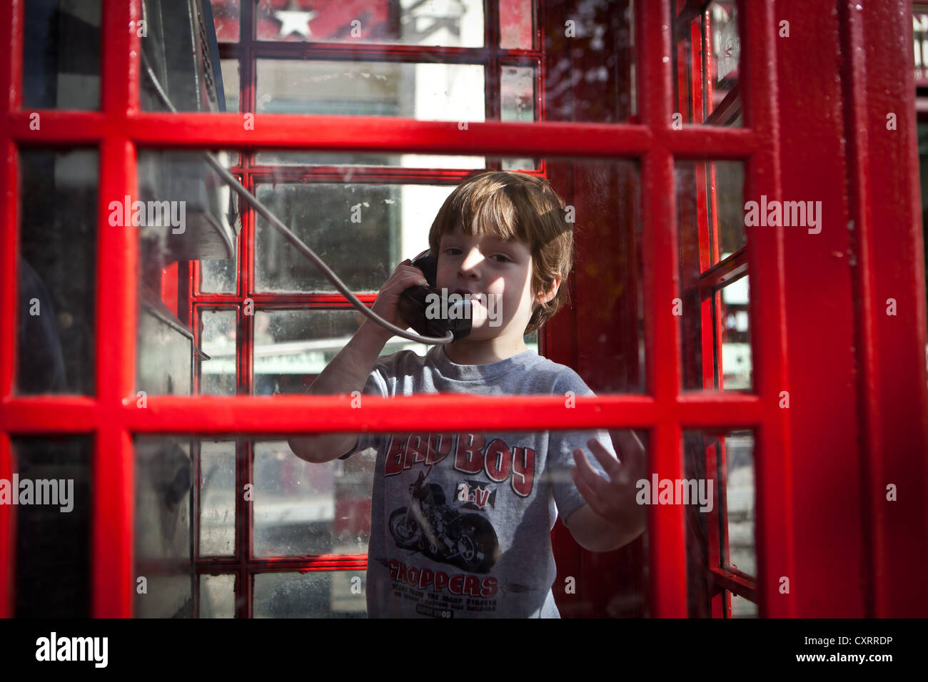 Making call from red telephone box hi-res stock photography and images ...