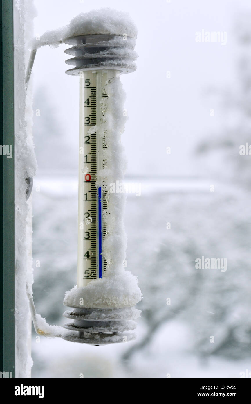 Winter in germany cold thermometer hi-res stock photography and images ...