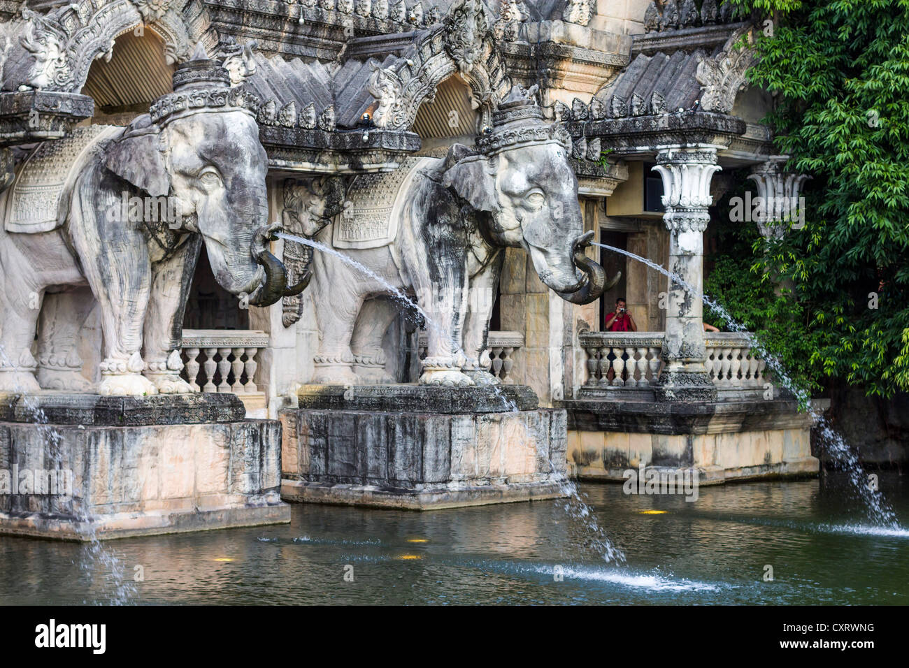 éléphant water feature fantasea amusement park hi-res stock photography ...