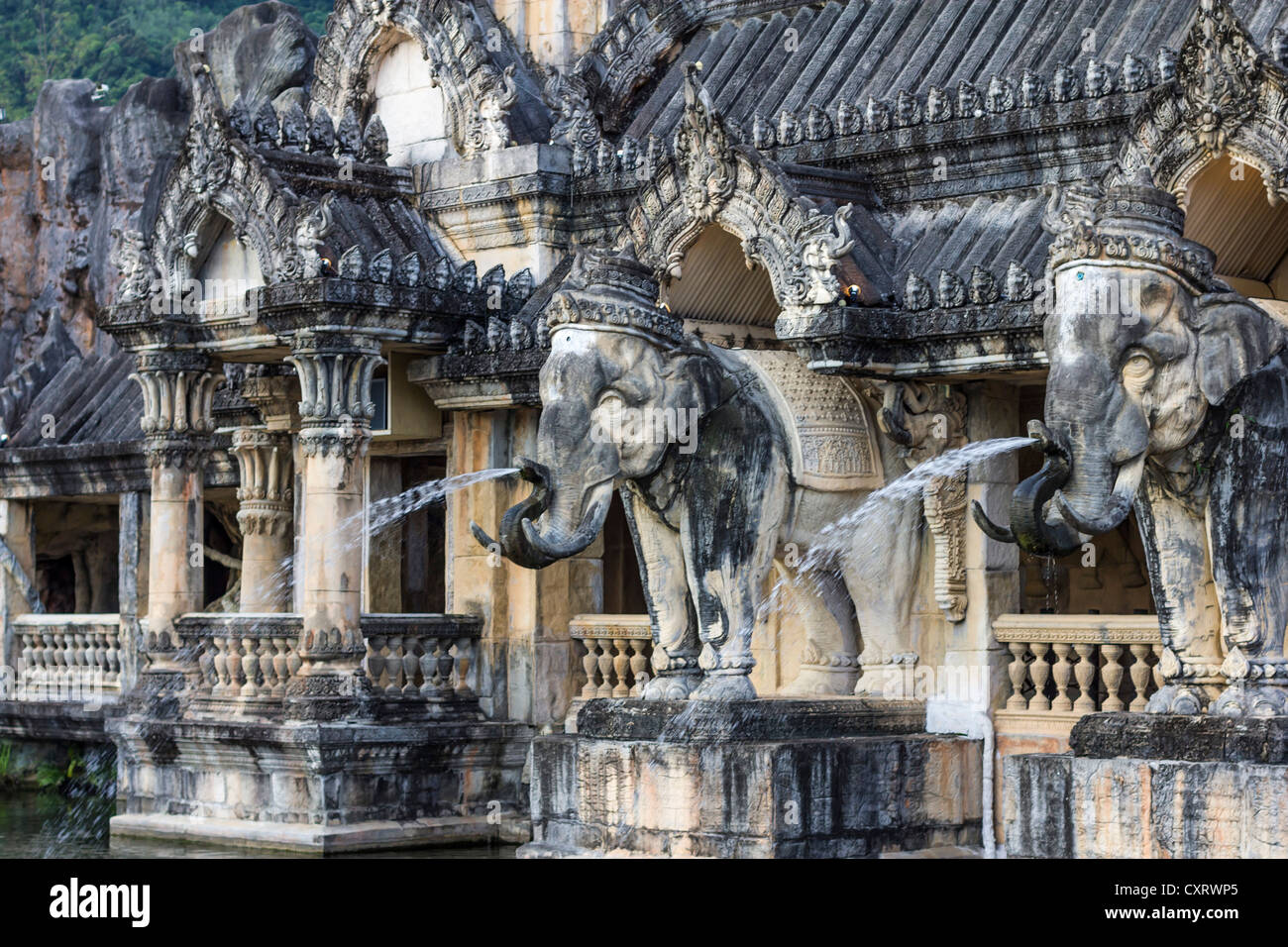 éléphant water feature fantasea amusement park hi-res stock photography ...