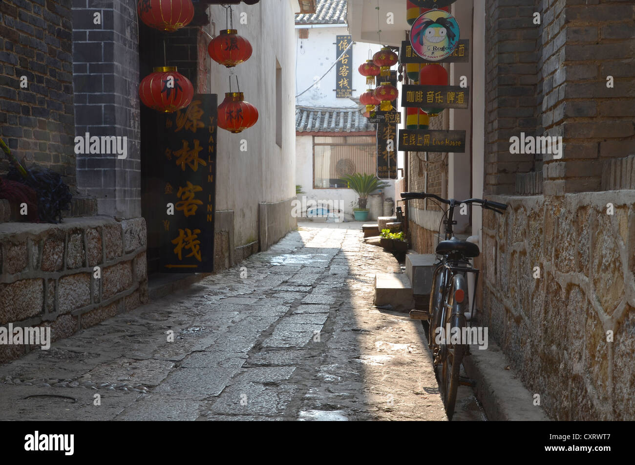 Alleyway bicycle hi-res stock photography and images - Alamy