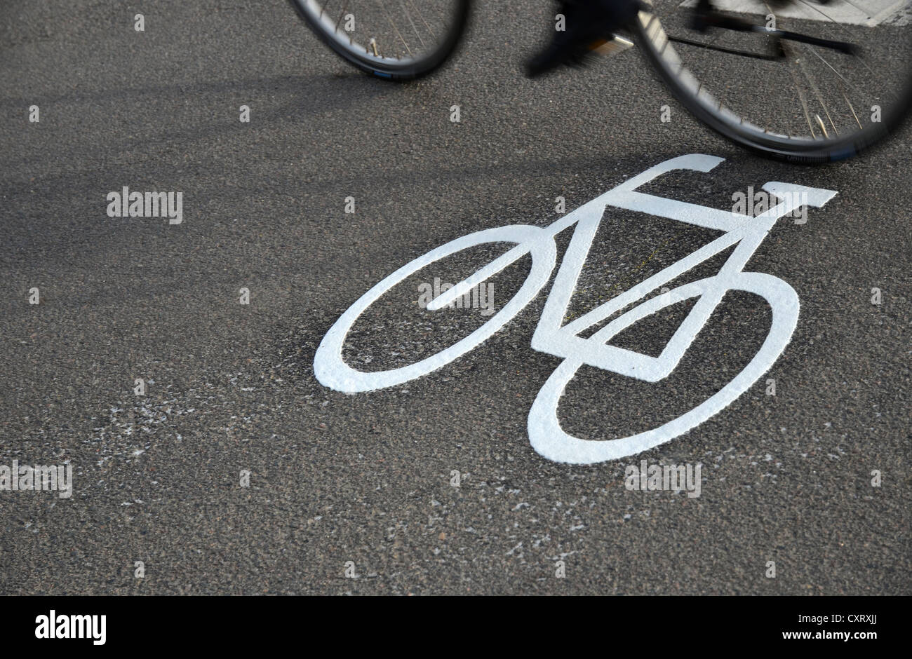 Bike path symbol hi-res stock photography and images - Alamy