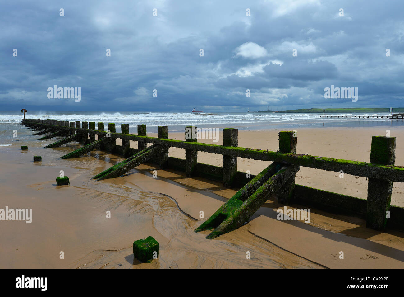 Thick clouds above ocean hi-res stock photography and images - Alamy