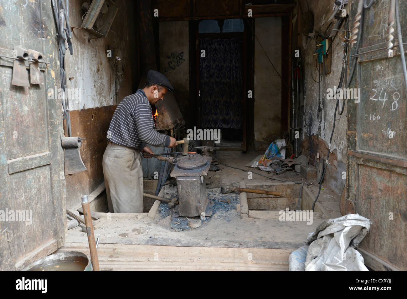 Anvil face hi-res stock photography and images - Alamy