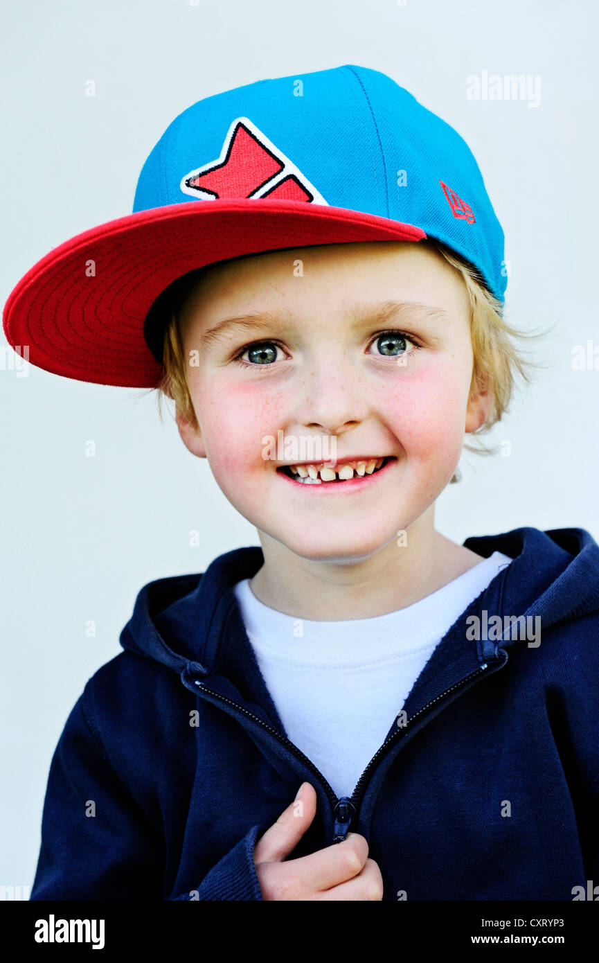 Smiling 5-year-old boy wearing a baseball cap, portrait Stock Photo - Alamy