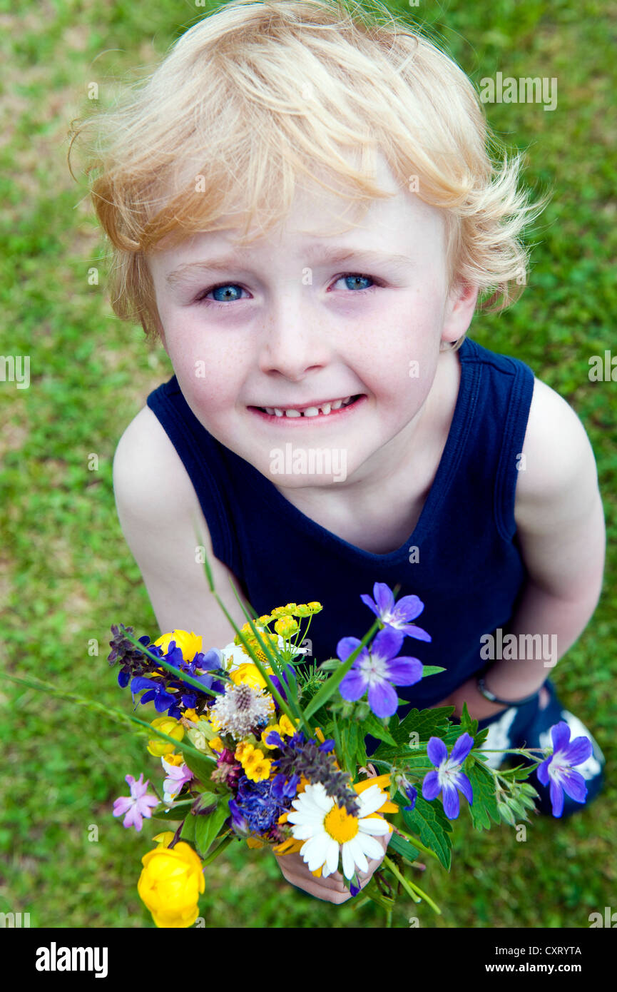 Little boy holding a bouquet of field flowers Stock Photo - Alamy