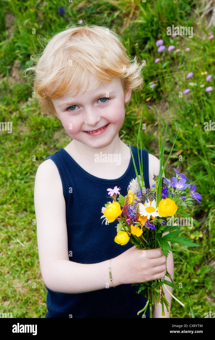 Little boy holding a bouquet of field flowers Stock Photo - Alamy