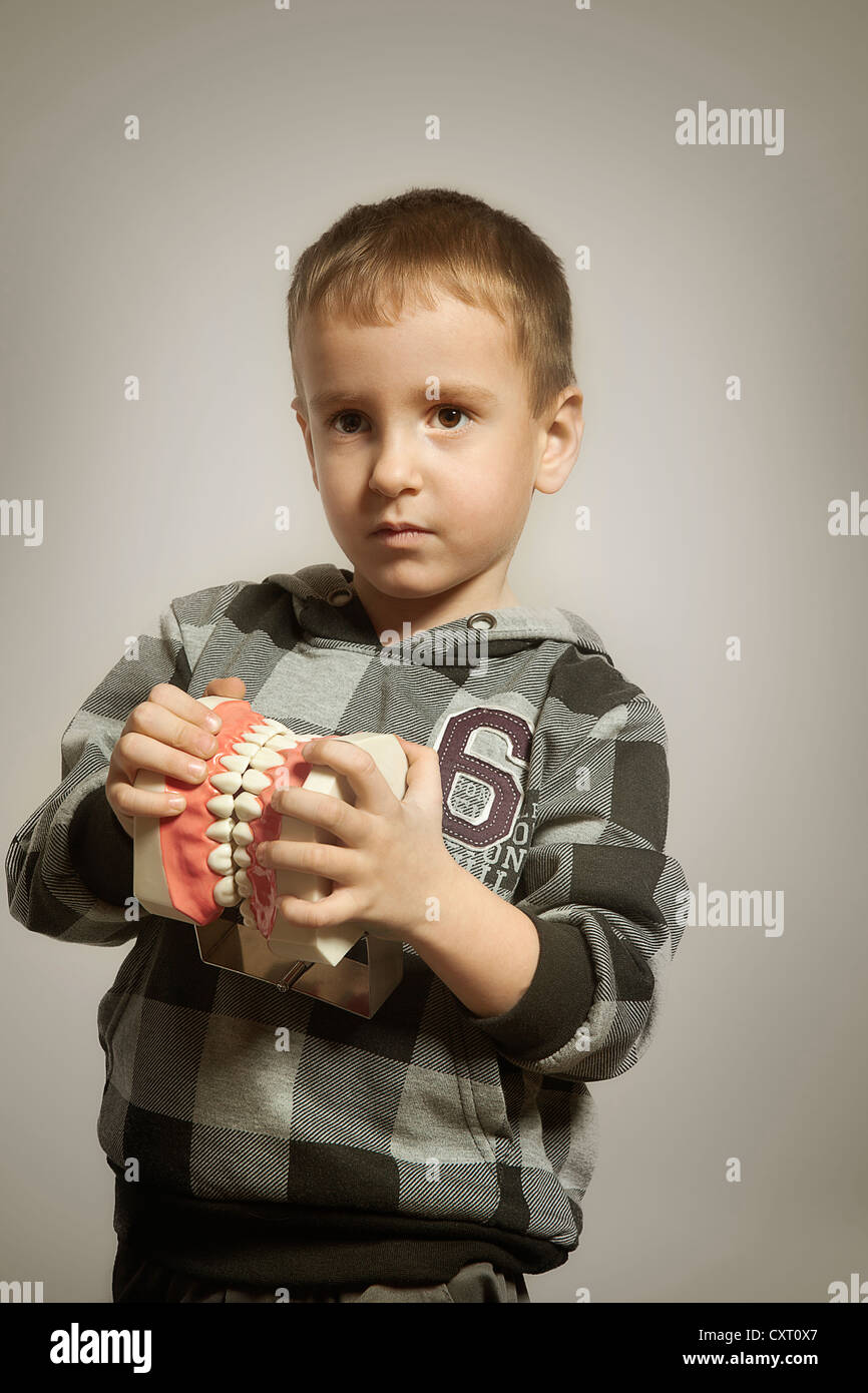 Child set of teeth hi-res stock photography and images - Alamy