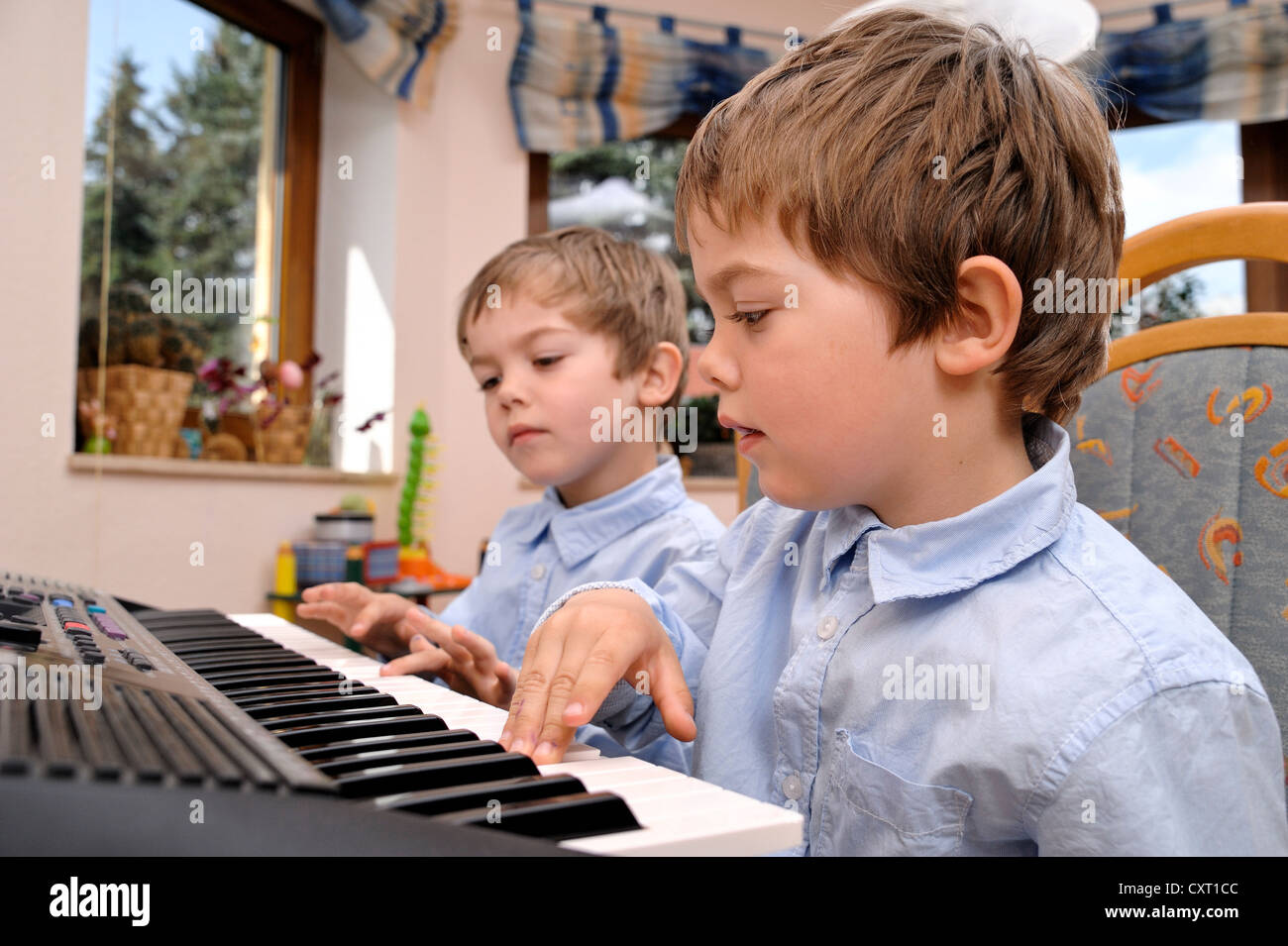 Five children playing music hi-res stock photography and images - Alamy