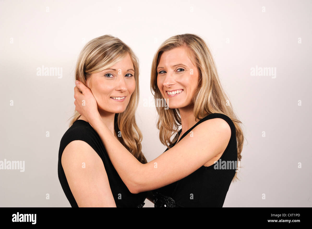 Twin blonde sisters hi-res stock photography and images - Alamy