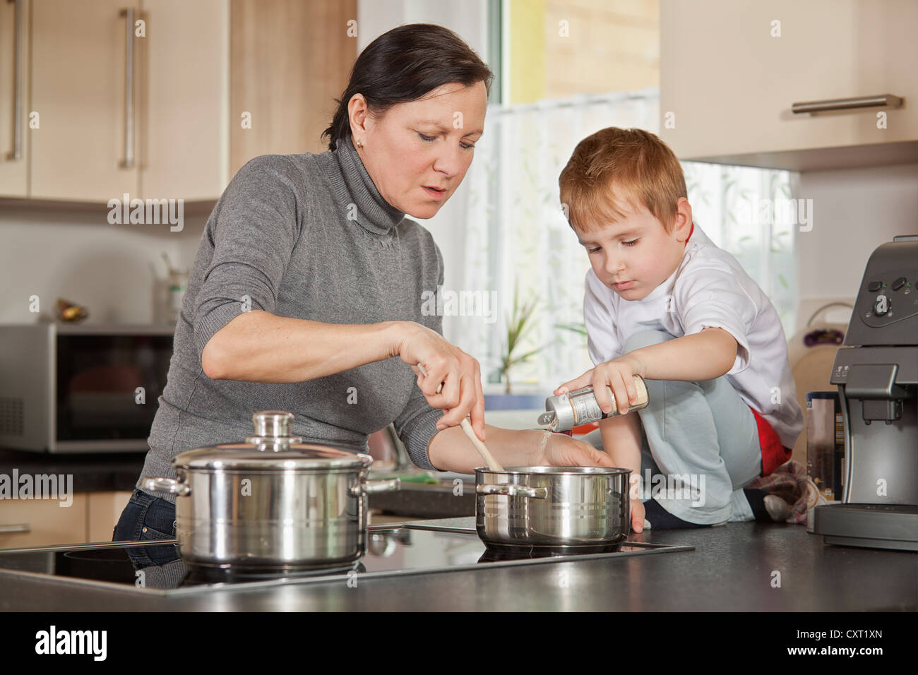 Mum cooking with kids hi-res stock photography and images - Alamy