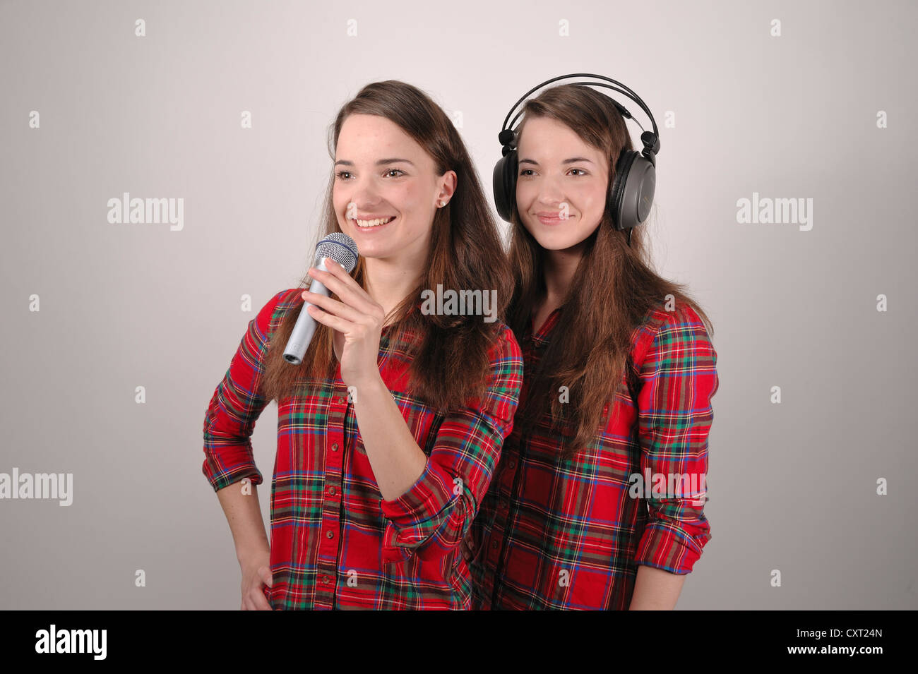 Singing twin sisters hi-res stock photography and images - Alamy