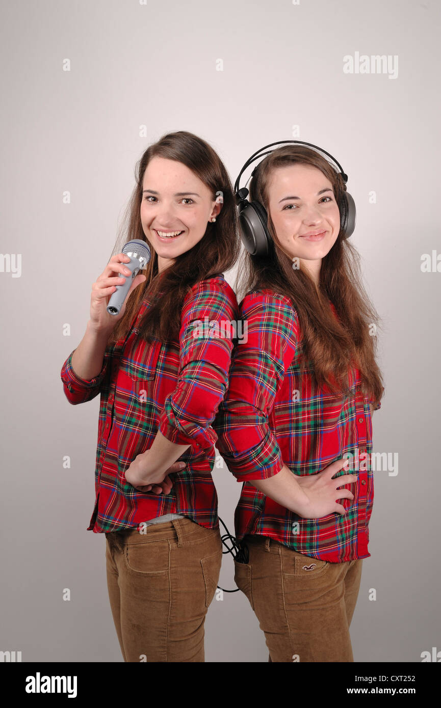 Singing twin sisters hi-res stock photography and images - Alamy
