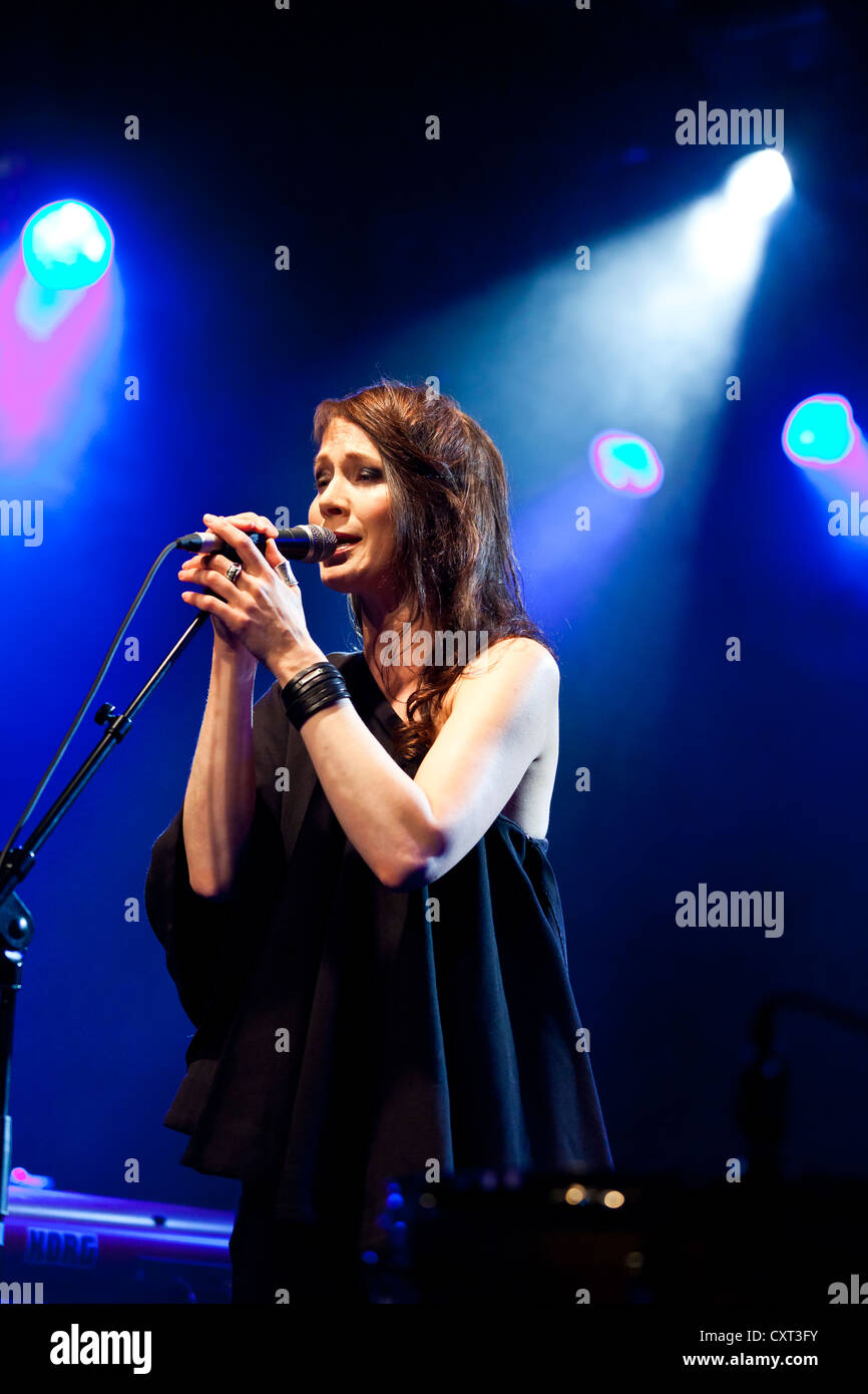 Louise Rhodes, singer of the British band Lamb, live in the Schueuer ...