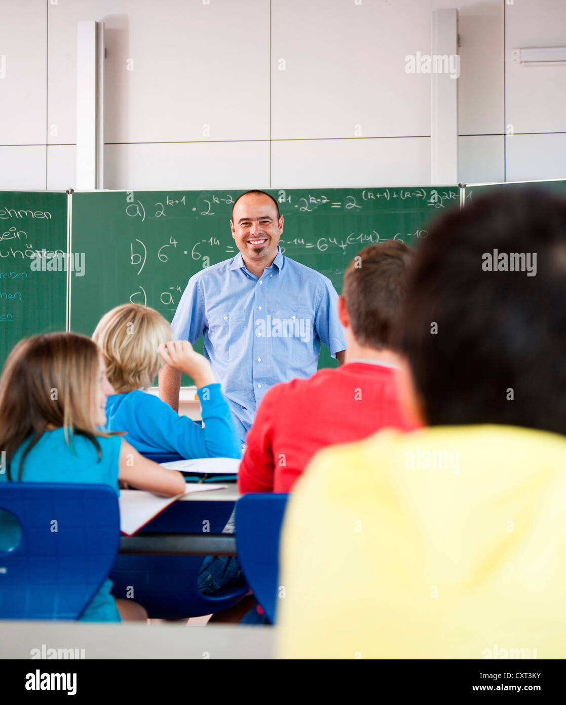 Teacher teaching a class of schoolchildren Stock Photo - Alamy