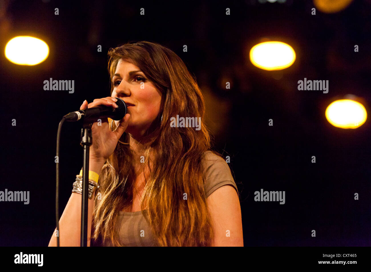 The Swiss singer-songwriter Estella Benedetti singing live at the ...