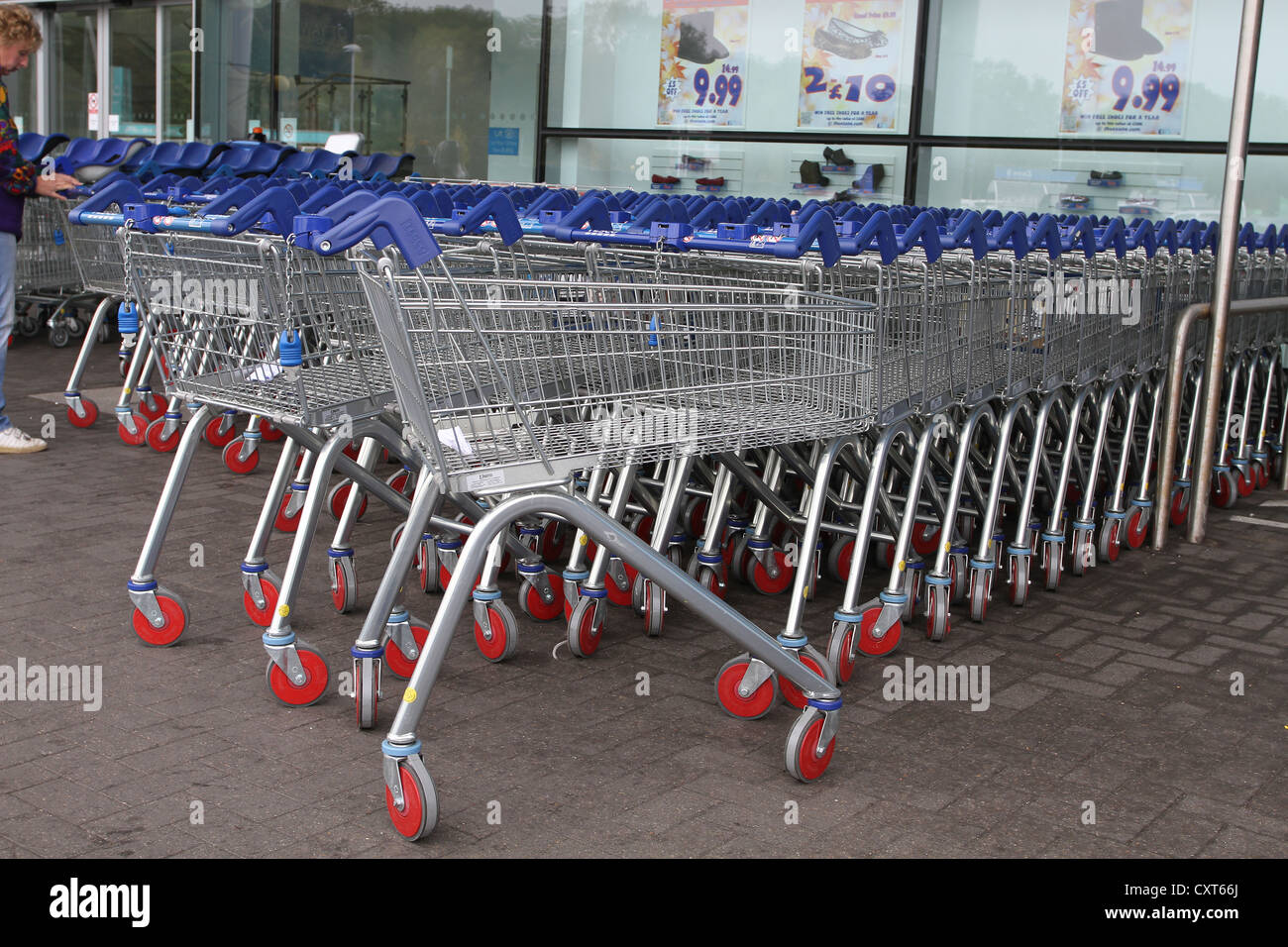 Tesco shopping trolleys hi-res stock photography and images - Alamy